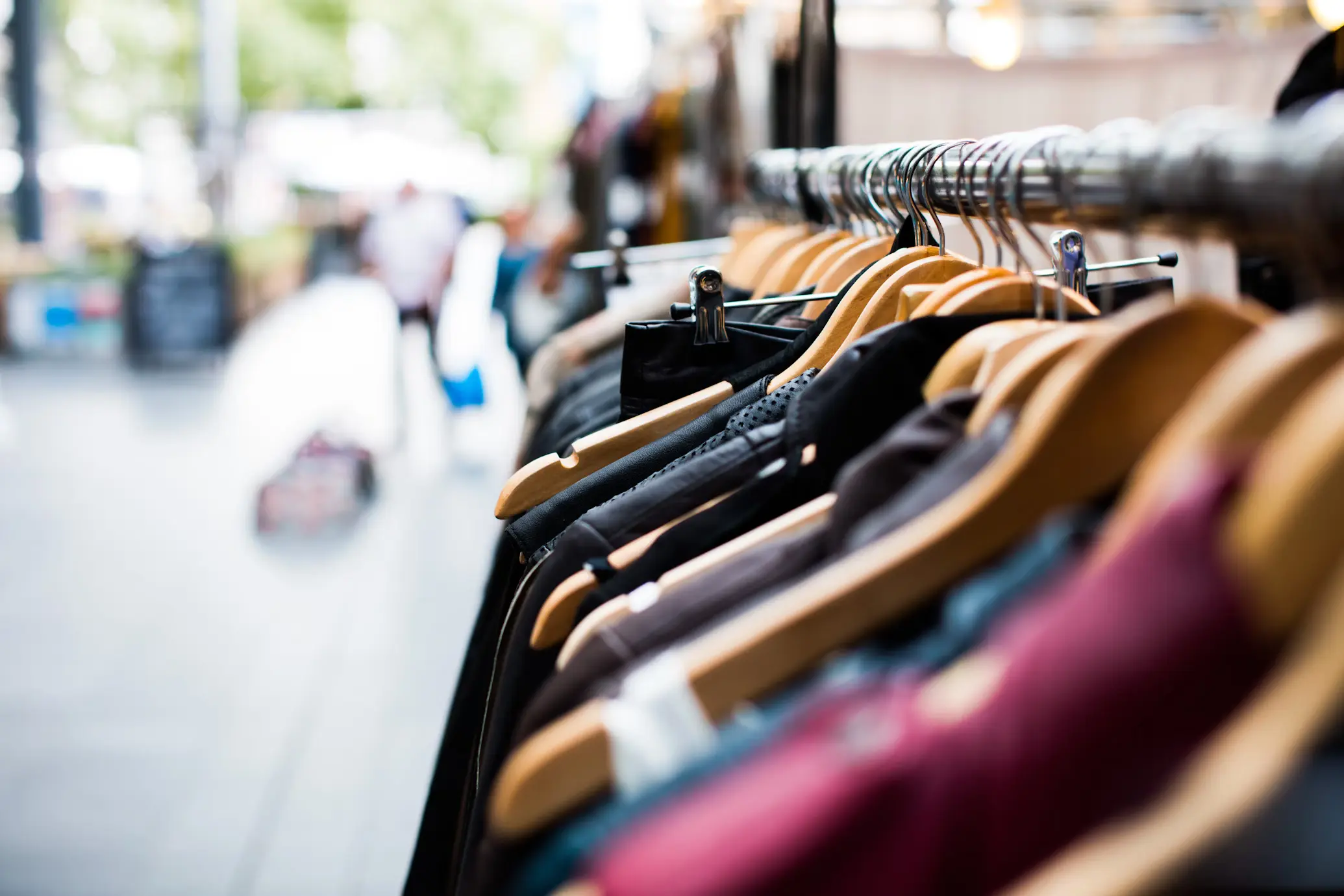 Como montar um guarda-roupa estiloso sem gastar muito